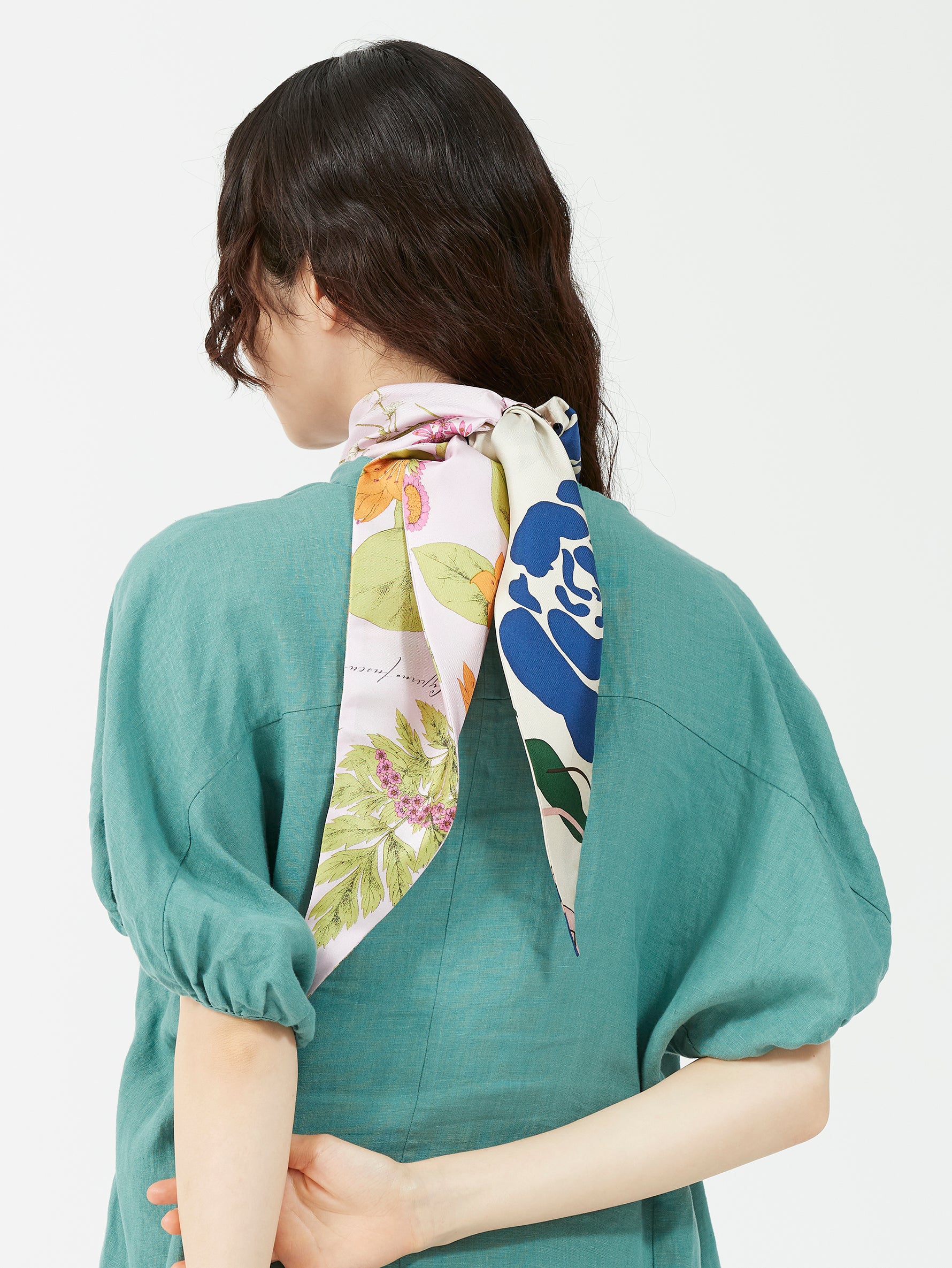 DIAMOND-SHAPED SCARF / BOTANICAL MEMORIES – manipuri